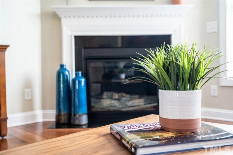 Staging a Table - Expert Home Staging Tips (2025 Guide)